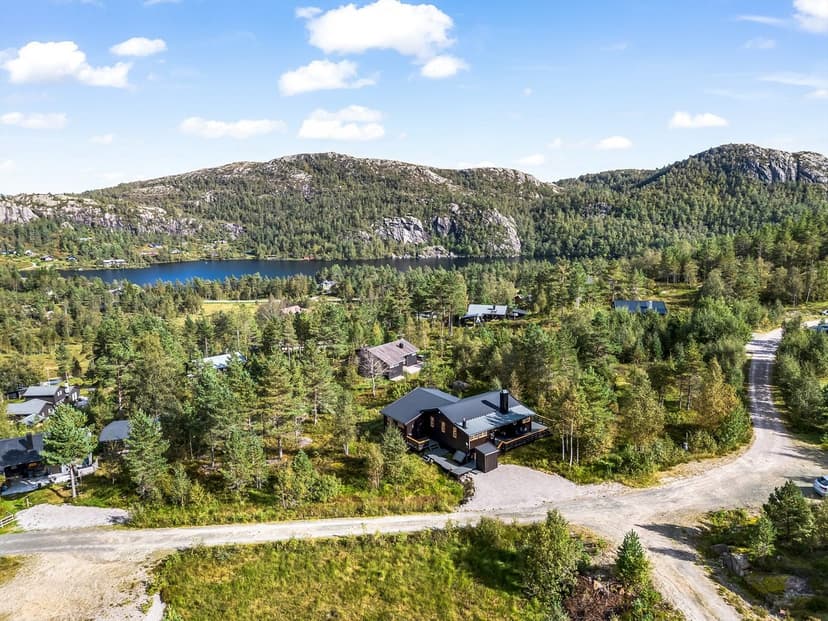 4-Bed Mountain Cabin Near Ski Lift in Kvinlog with 50m² Terrace ...